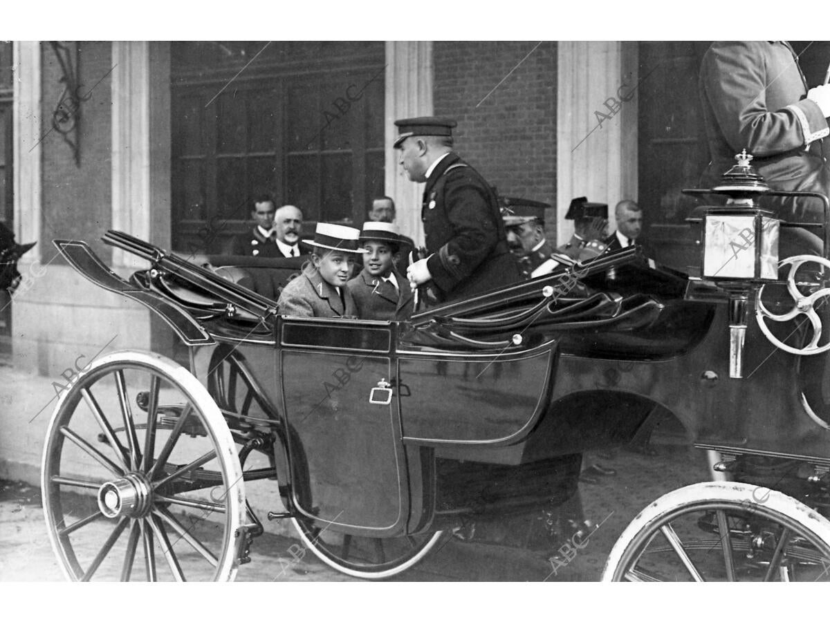 Sus Altezas Reales el príncipe de Asturias (1) y el infante don Jaime ...