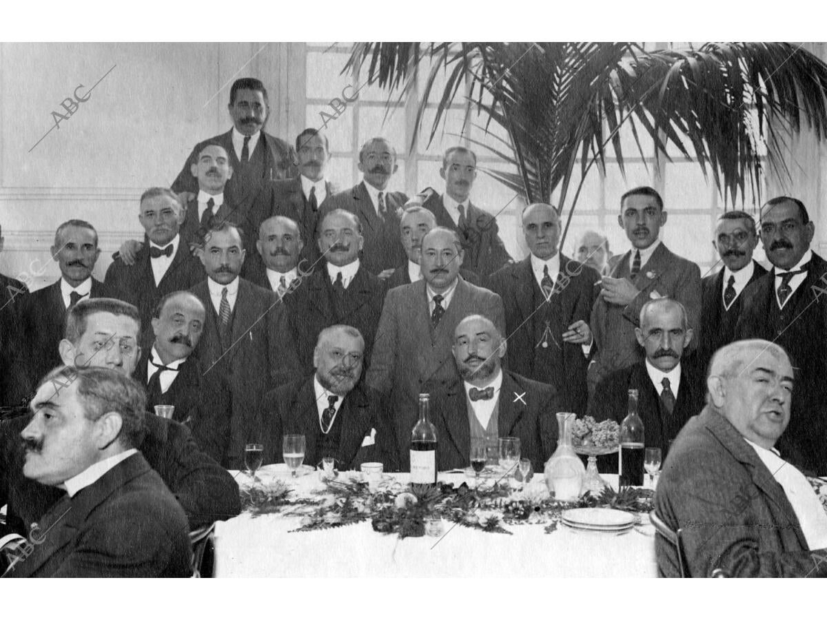 Don Ángel Ossorio y Gallardo (X) con los Socios de la honradez que le ...