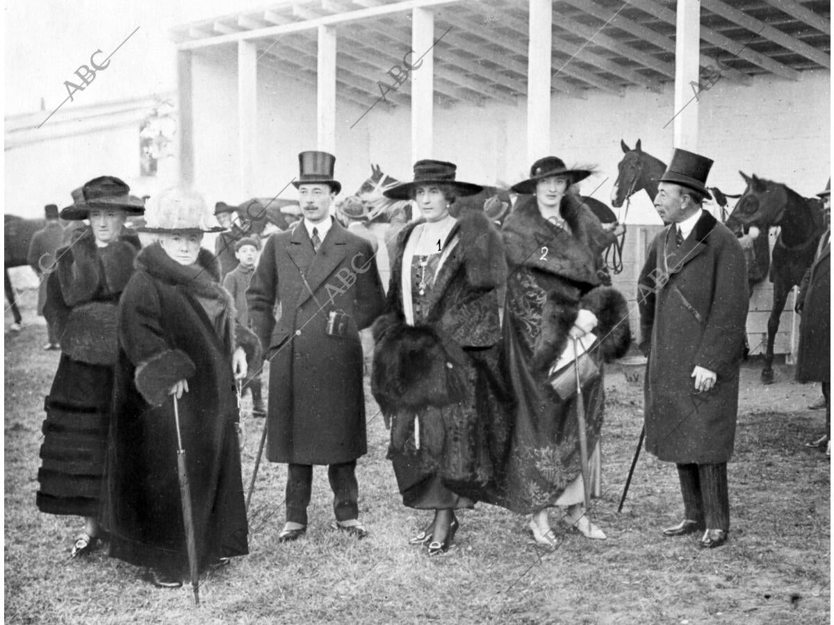 S.M. la Reina doña Victoria (1), con su Hermana Política, la marquesa ...