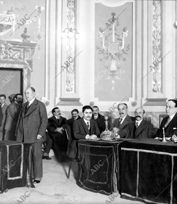 En Madrid aspecto del escenario durante el mitin celebrado ayer para ...