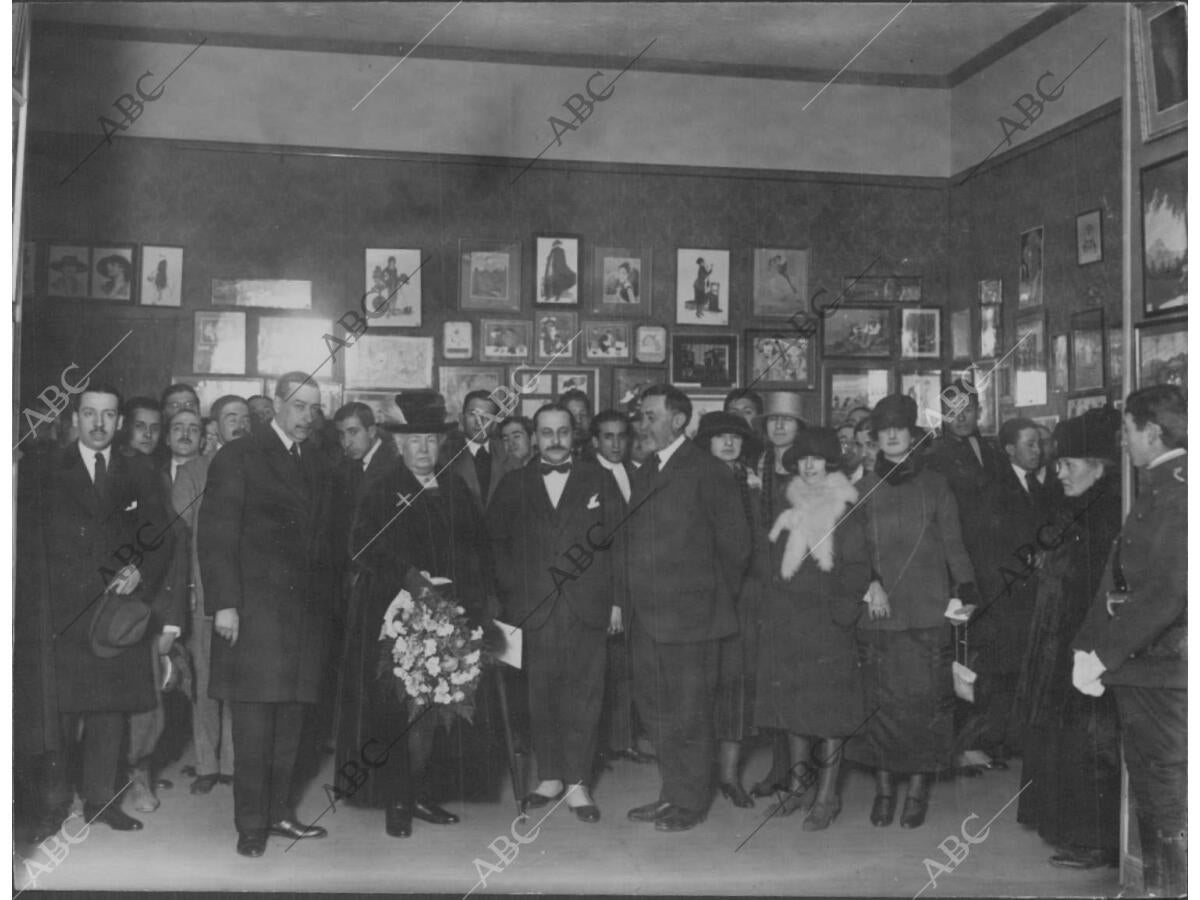 S.A.R. la Infanta doña Isabel (X) Visitando la V exposición de ...