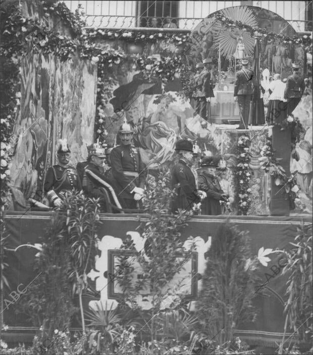 Ss.Mm. el Rey (1) y la Reina Madre (2) y S.A.R. la Infanta doña Isabel ...