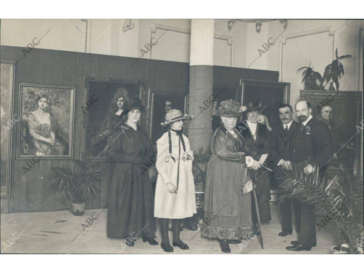 S.A.R. la Infanta doña Isabel (1), Visitando la interesante exposición ...