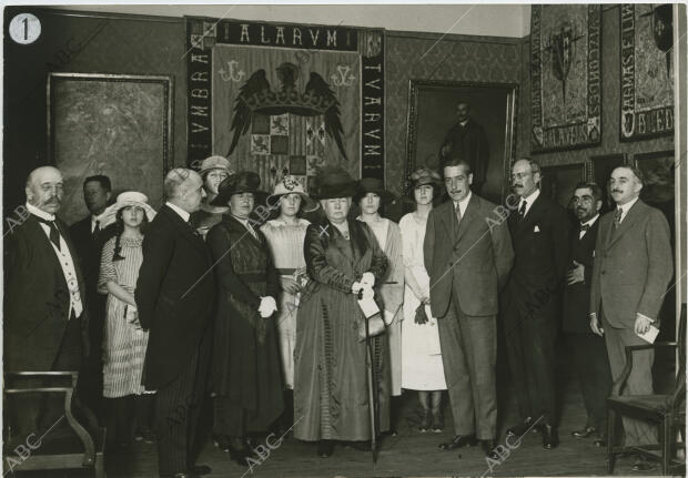 La infanta Doña Isabel (x) visitando la exposición de cuadros y ...