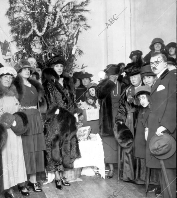 R. la Infanta doña Isabel durante la visita de ayer al Benefico ...