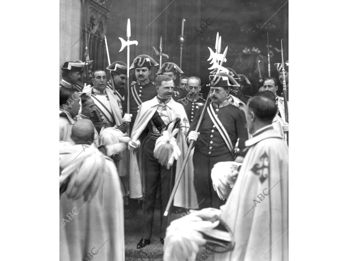 S.A.R. el infante don Fernando (X), al salir ayer mañana de la fiesta ...