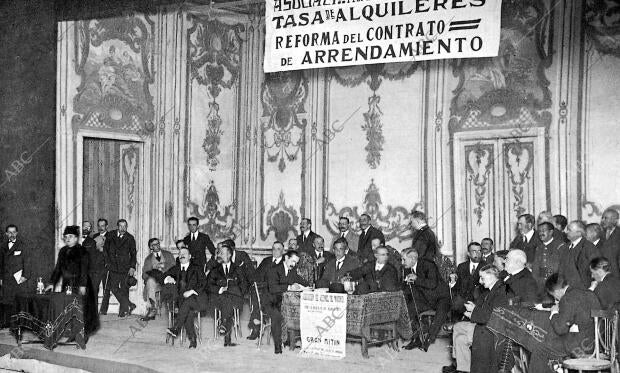 Aspecto del escenario durante el mitin celebrado el domingo último ...