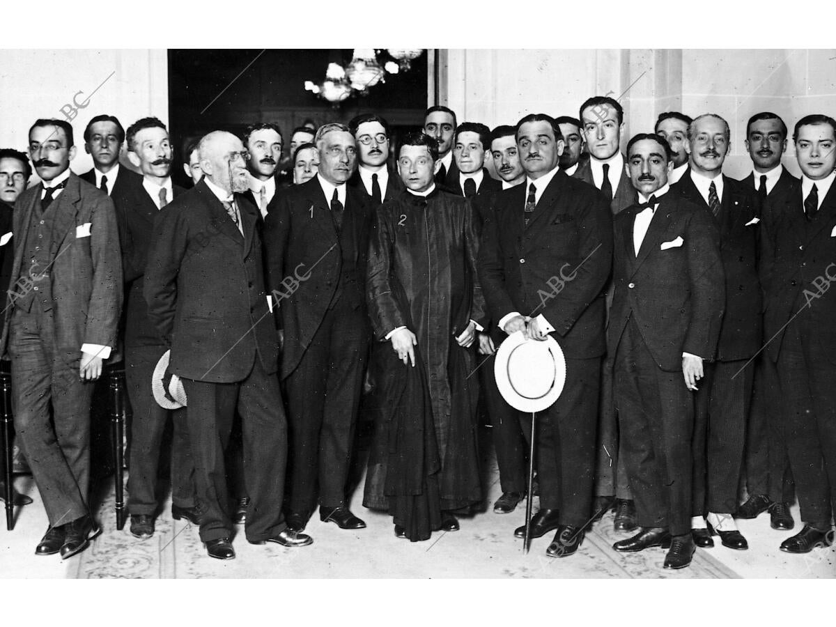 Dovar (1) y Rey Soto (2), al salir Acompañados de la Colonia Gallega ...