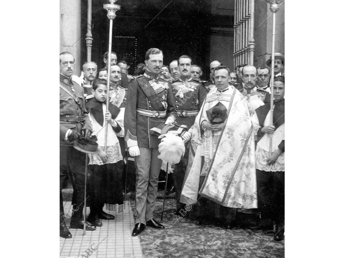 S.A.R. el infante don Fernando (X), al salir de la función Religiosa ...