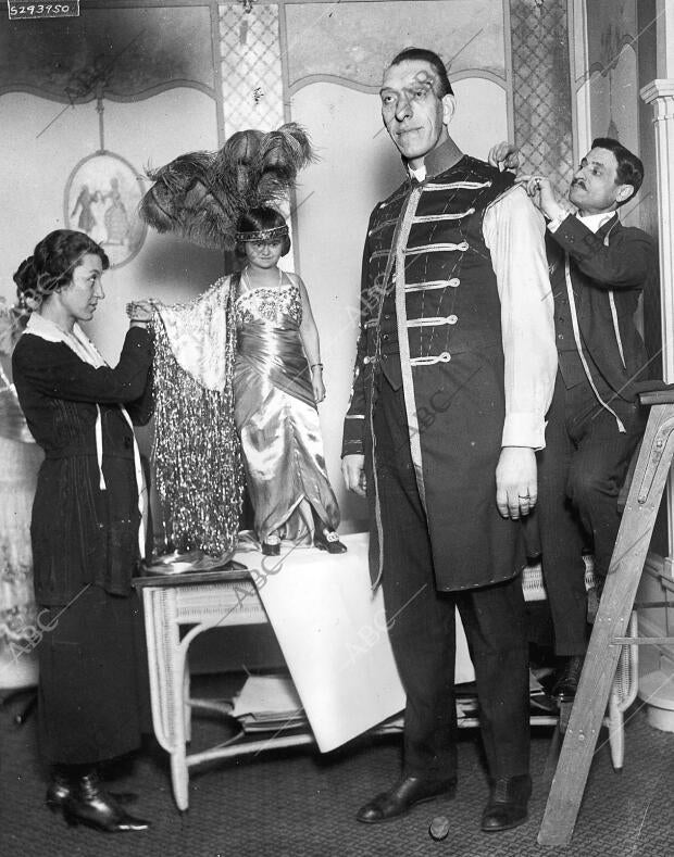 El gigante Jorge Auger, de dos Metros 33 Centimetros de Estatura, y la ...