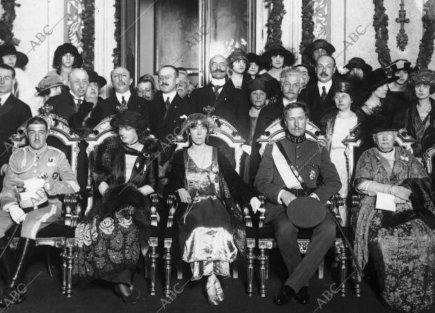 las Infantas doña Isabel (3), doña Luisa (4) y el infante D. Alfonso (5 ...