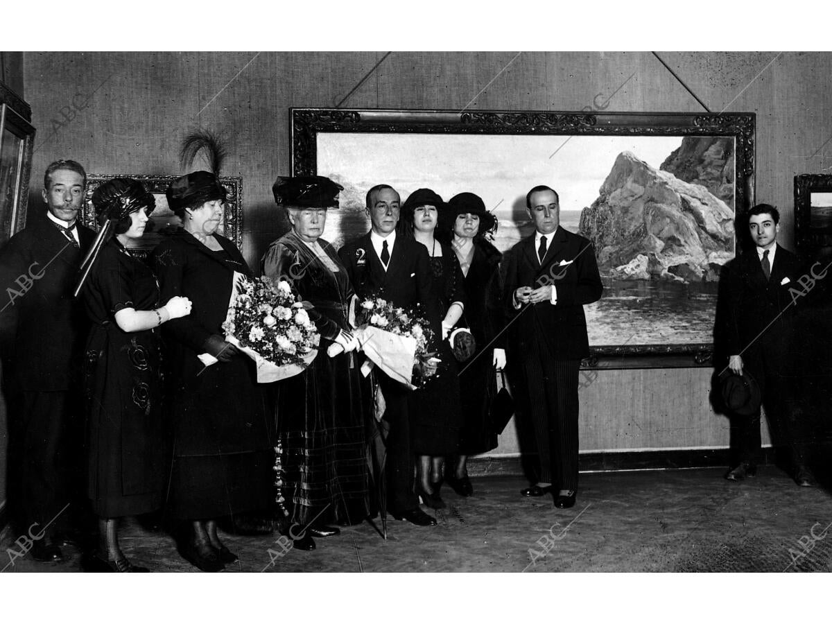 Su alteza real la Infanta doña Isabel (1), en su visita A la exposición ...