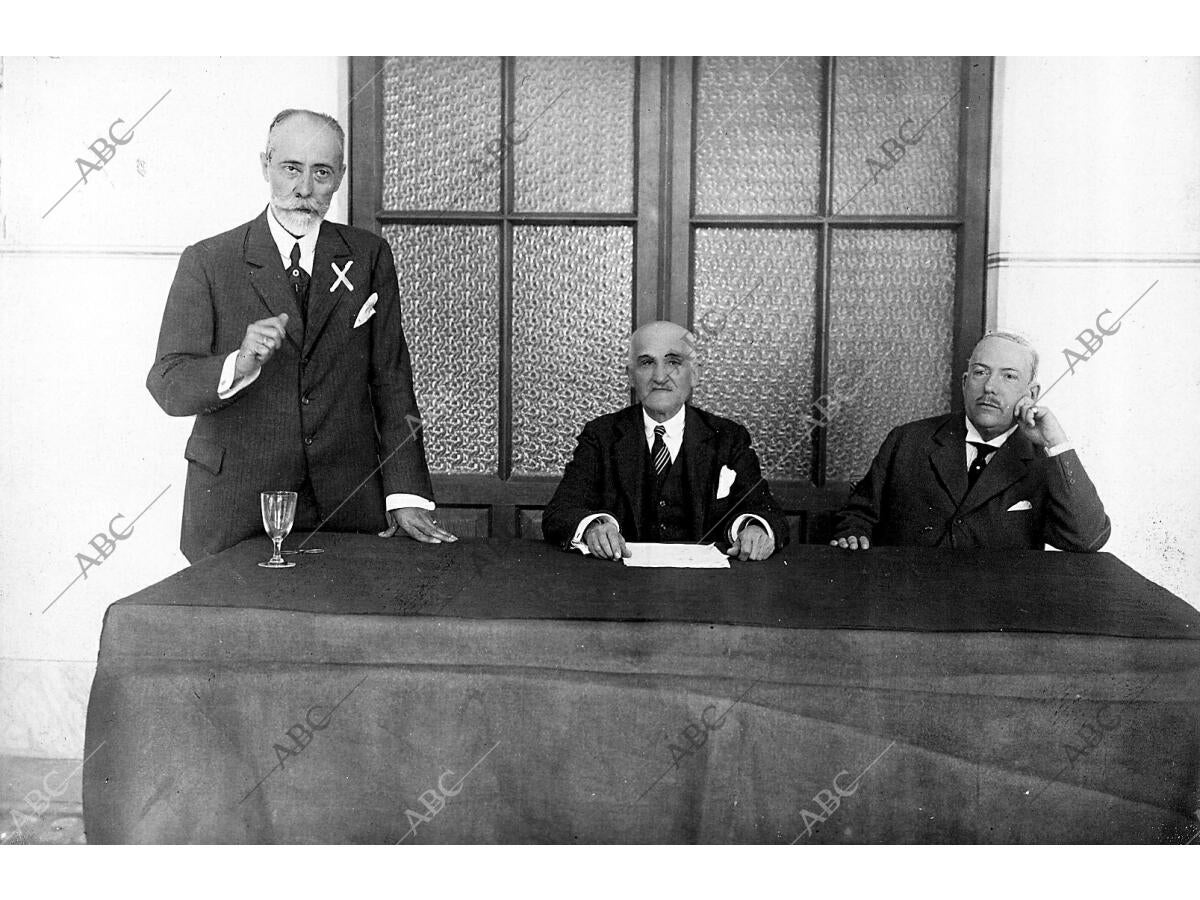 El ilustre doctor D. José Codina (X), Dirigiéndose al Público, en la ...
