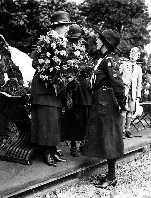 La Princesa María (X), Recibiendo un ramo de Flores en la fiesta de ...