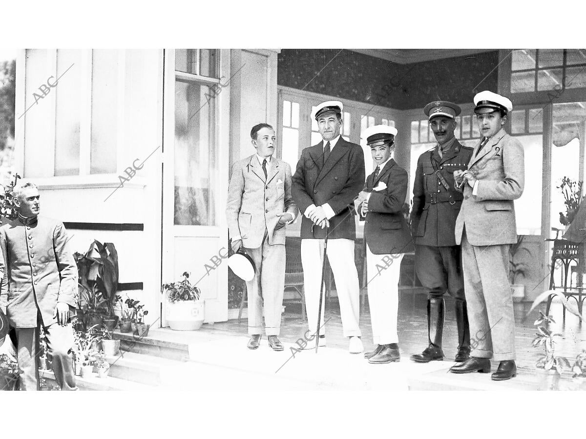 Sus Altezas Reales el príncipe de Asturias (1) y el infante D. Jaime (2 ...