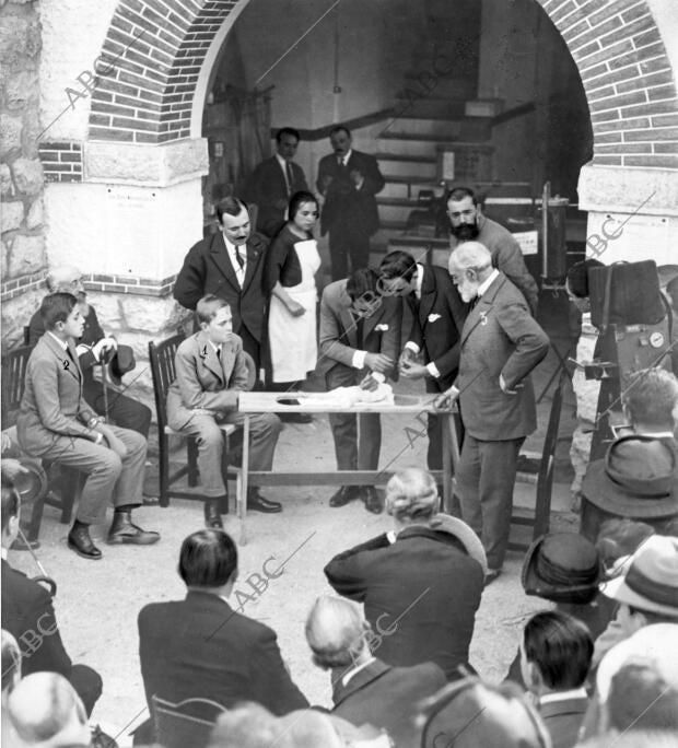 Sus Altezas Reales el príncipe de Asturias (1) y el infante D. Jaime (2 ...