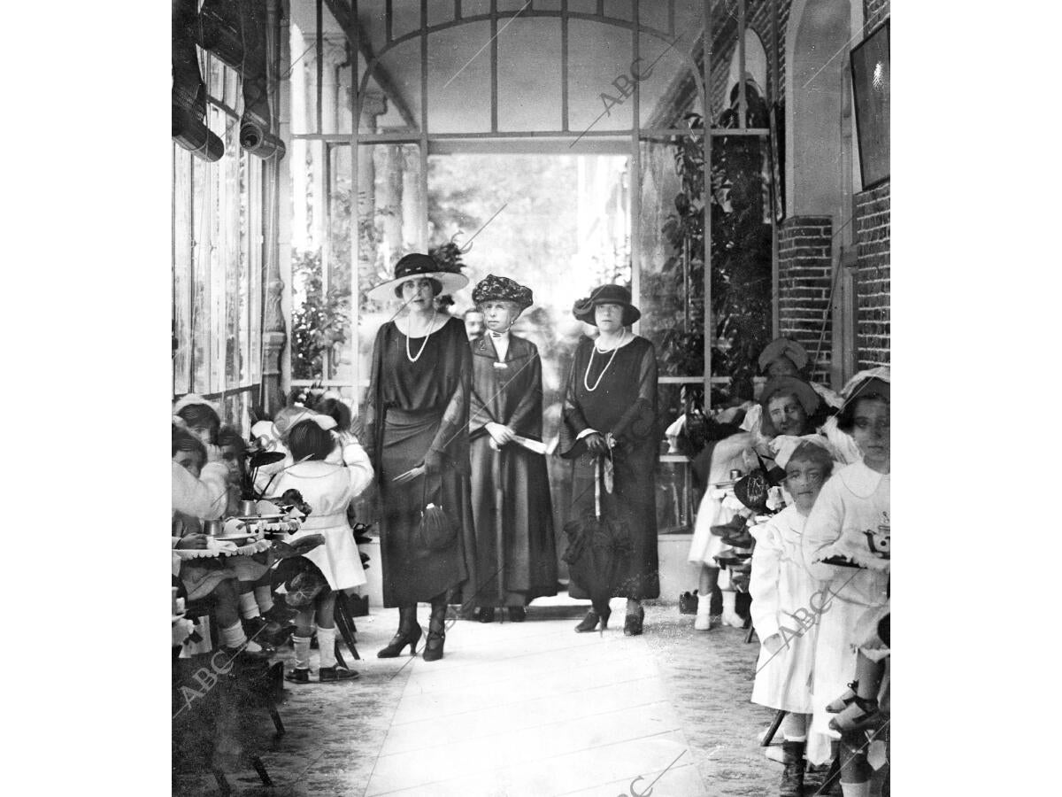 Ss.Mm. las Reinas doña Victoria (1) y doña María Cristina (2) Visitando ...