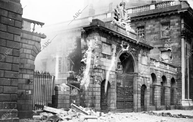 Efectos del cañoneo en el palacio de Justicia, donde se Sostuvieron los ...