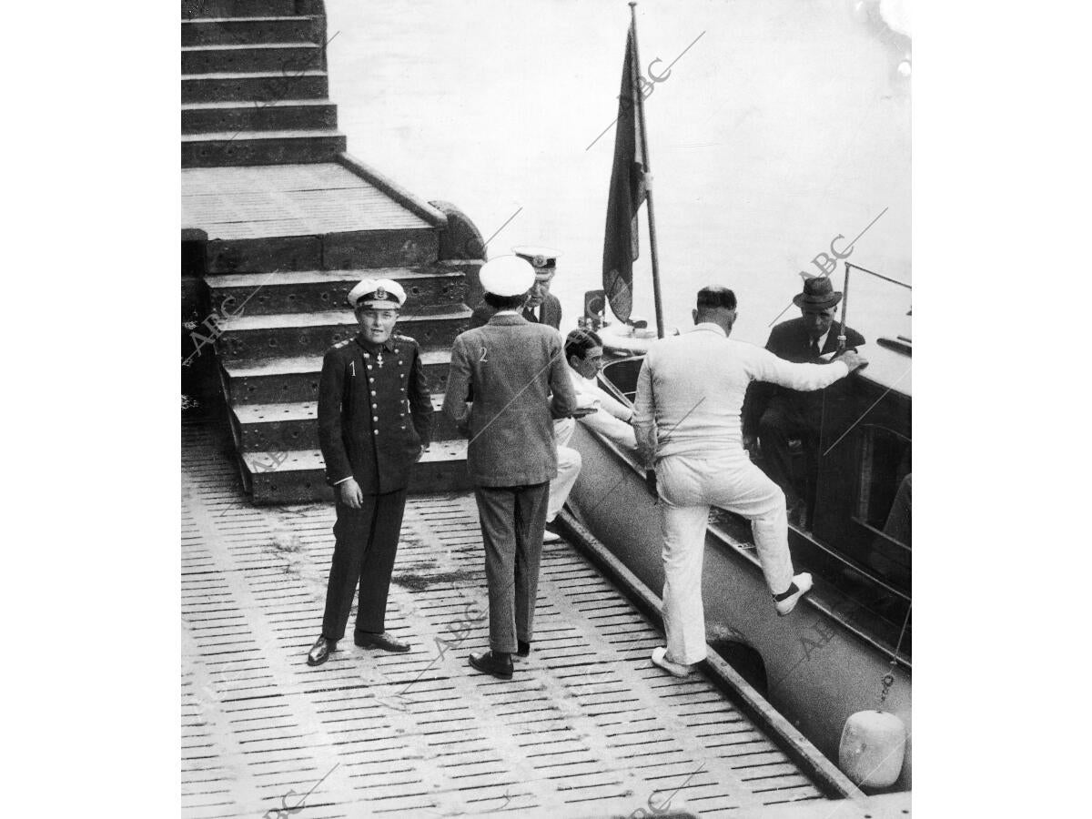 Ss.Aa.Rr. el príncipe de Asturias (1) y el infante D. Jaime (2) al ...