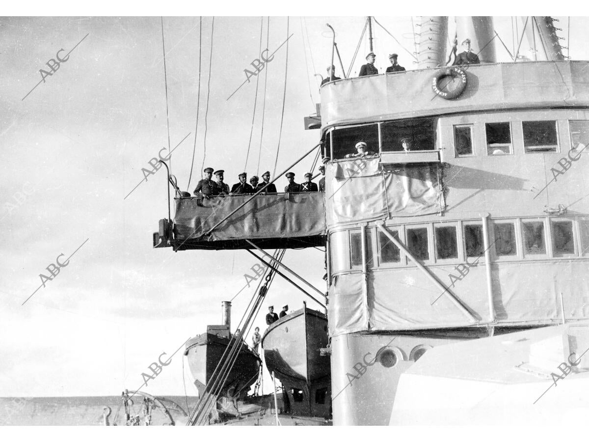 S.A.R. el Príncipe de Asturias (x), en el puente del buque - Archivo ABC