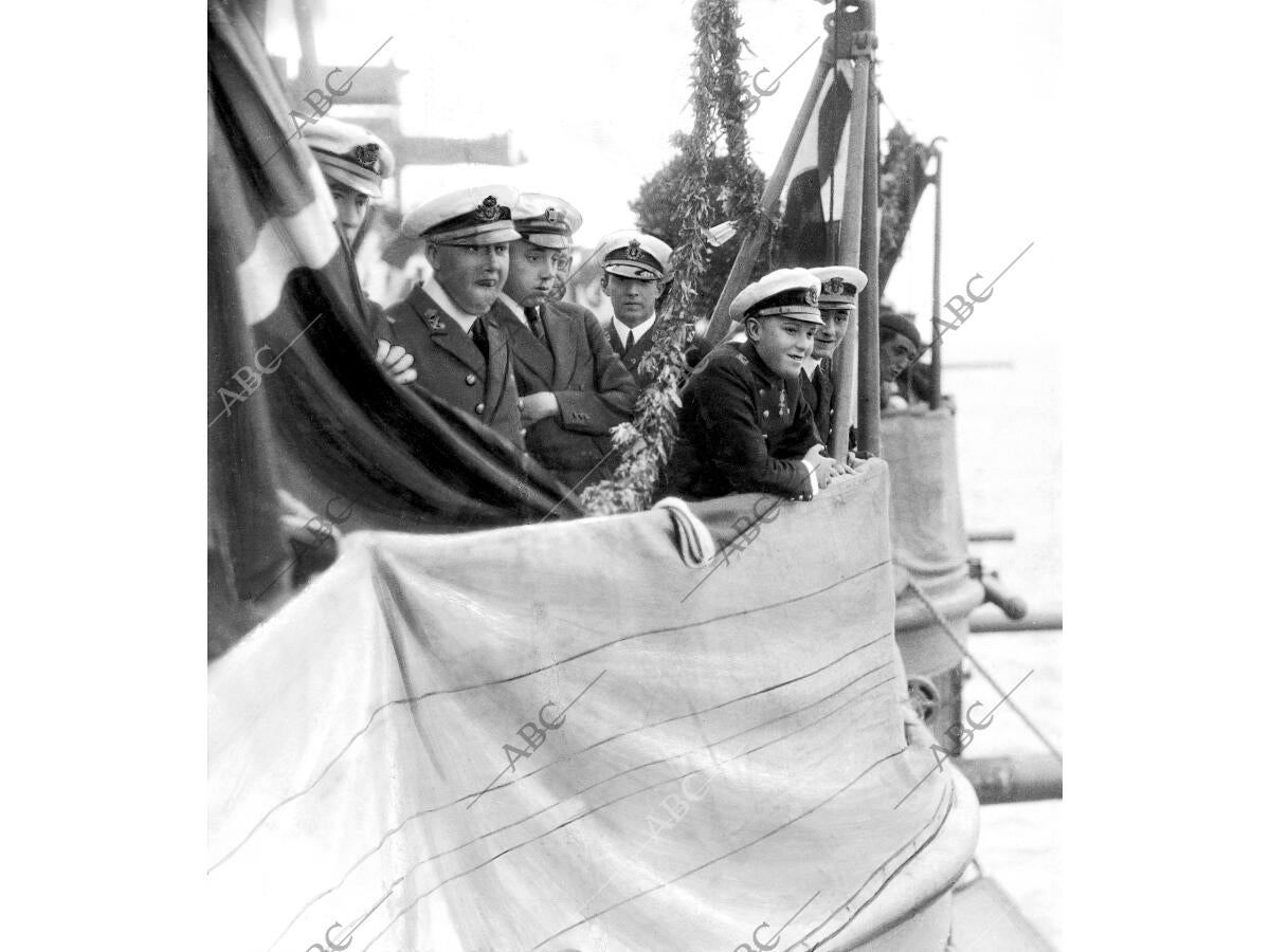 Ss.Aa.Rr. el príncipe de Asturias (1) y el infante D. Jaime (2) en la ...