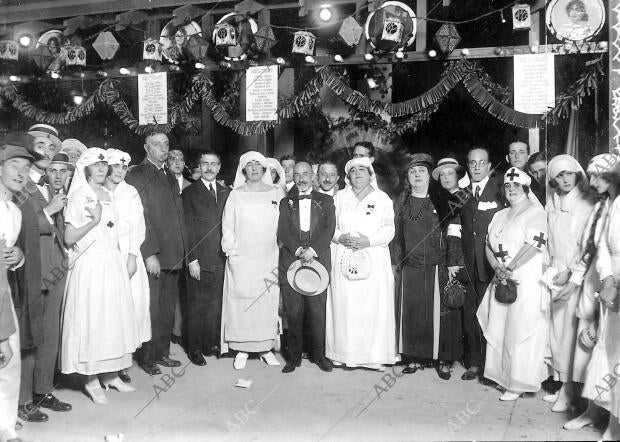 El insigne Literato (X) con el ministro de España, su Esposa, el ...