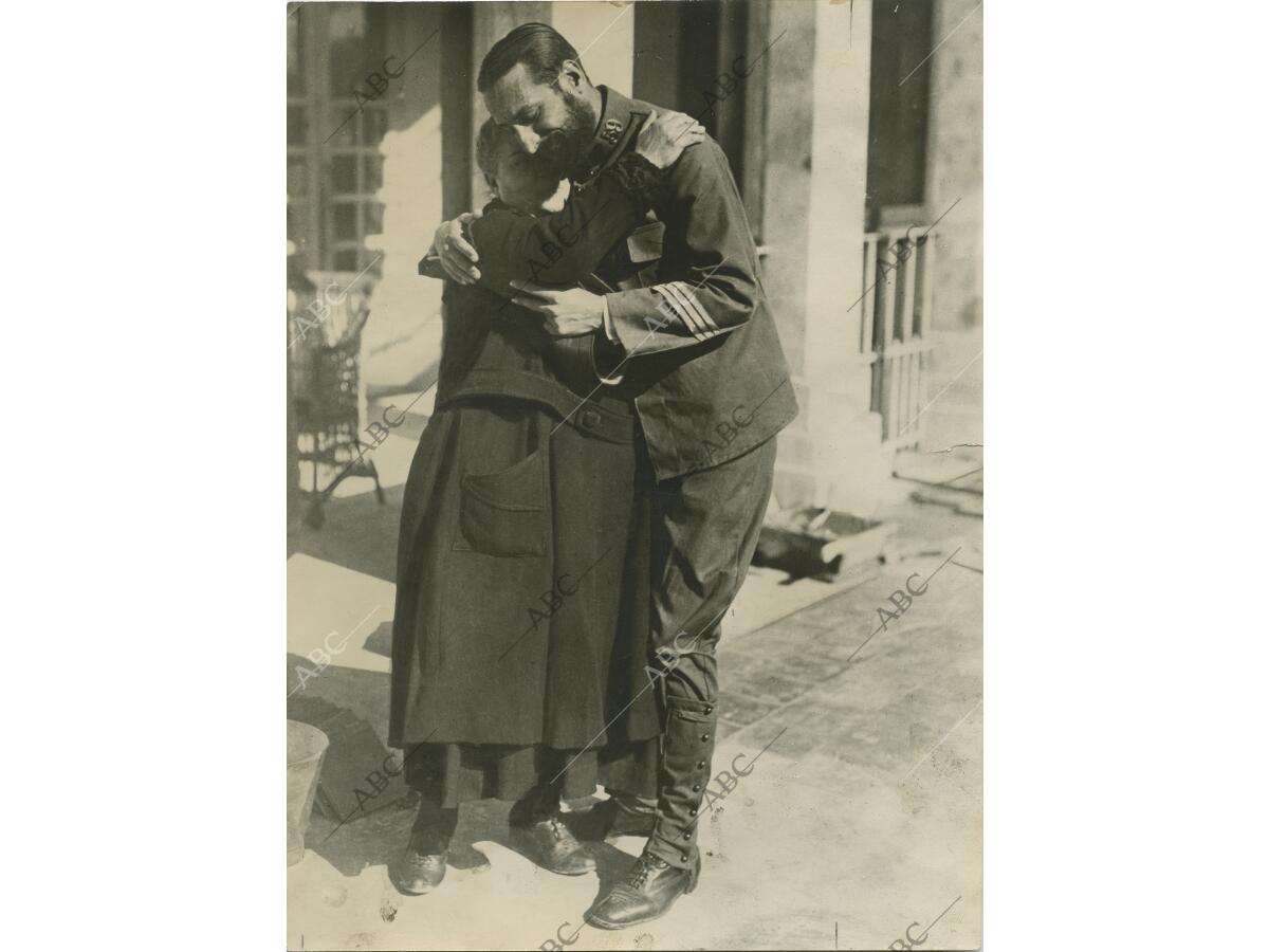 El sargento Basallo abrazando a su madre, que fue desde la península a ...