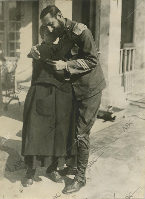 El sargento Basallo abrazando a su madre, que fue desde la península a ...