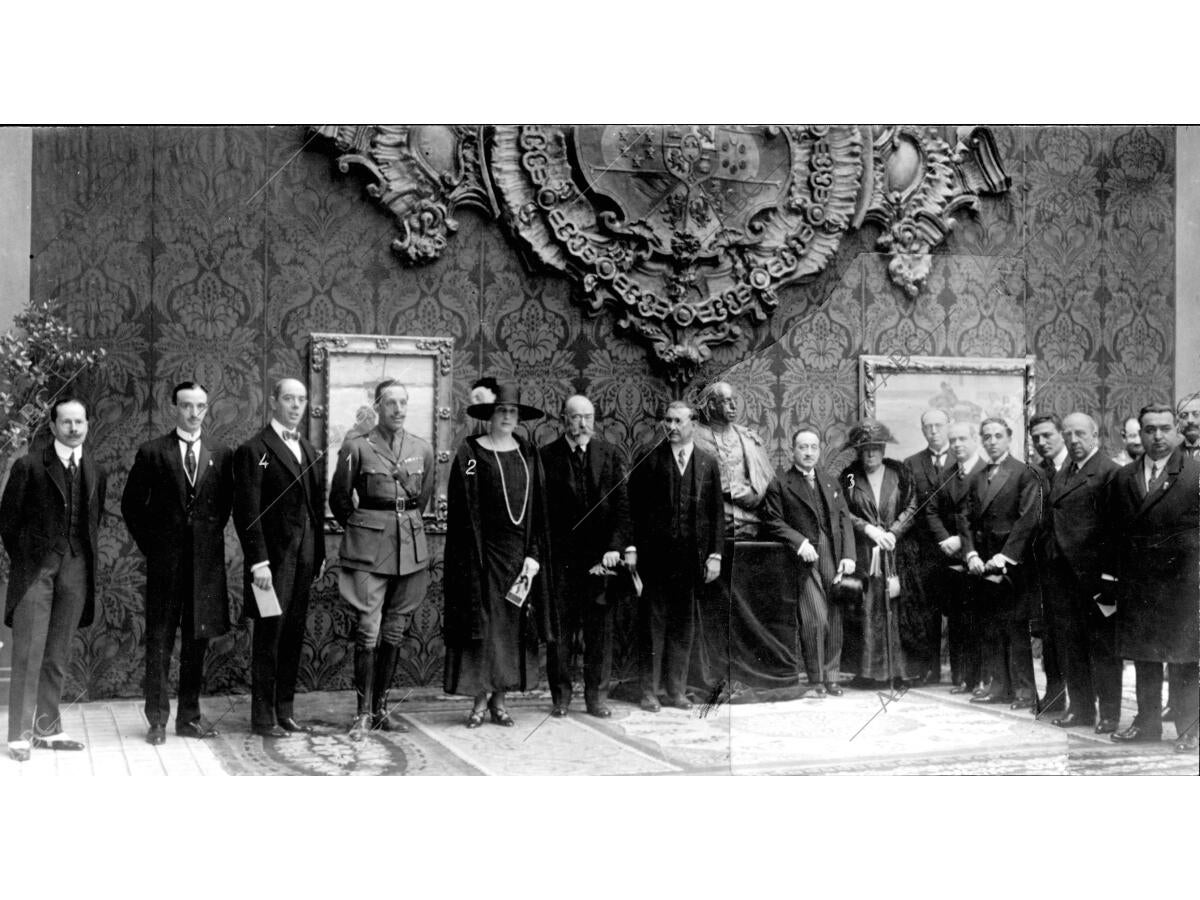 La Infanta doña Isabel (3) con el ministro de instrucción Pública (4 ...