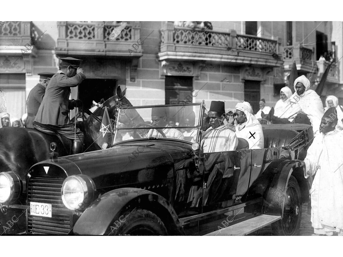 S.A.I. el Jalifa (X) A su paso por la población para tomar parte en las ...