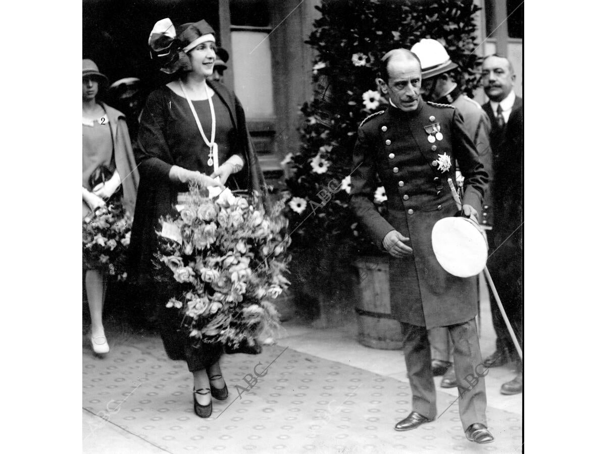 La Infanta doña Beatriz (2) al salir de la estación del Ferrocarril ...