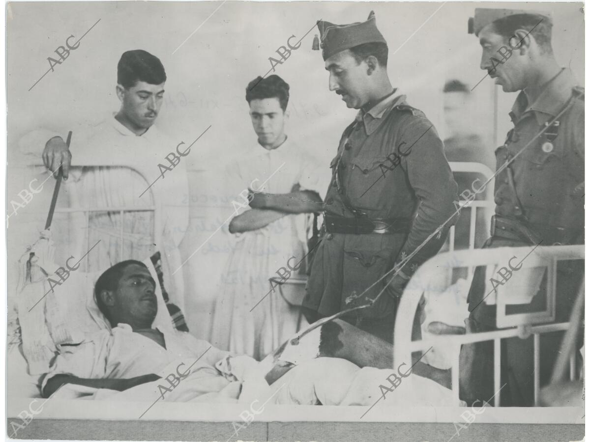 El teniente coronel Francisco Franco, acompañado de uno de sus ...