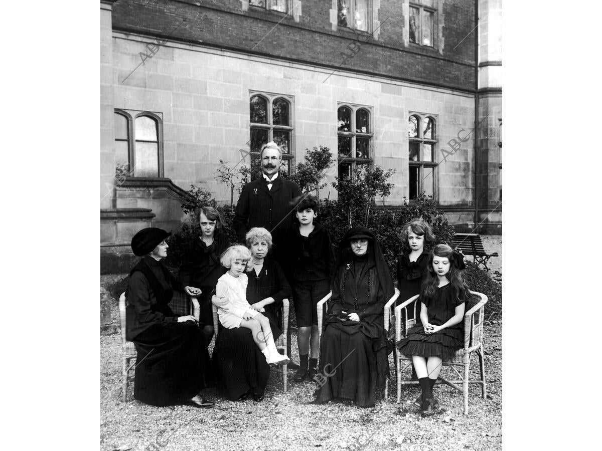 En los Jardines de Miramar S.M. la Reina Dª María Cristina (1) con su ...