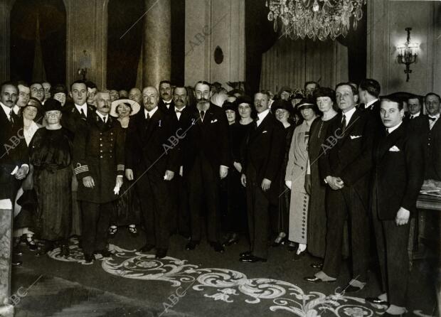 El Rey D. Enrique de Mecklemburgo (1), con el Ministro de su país (2 ...