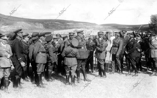 El presidente del Consejo, General, primo de Rivera (X), con un grupo ...