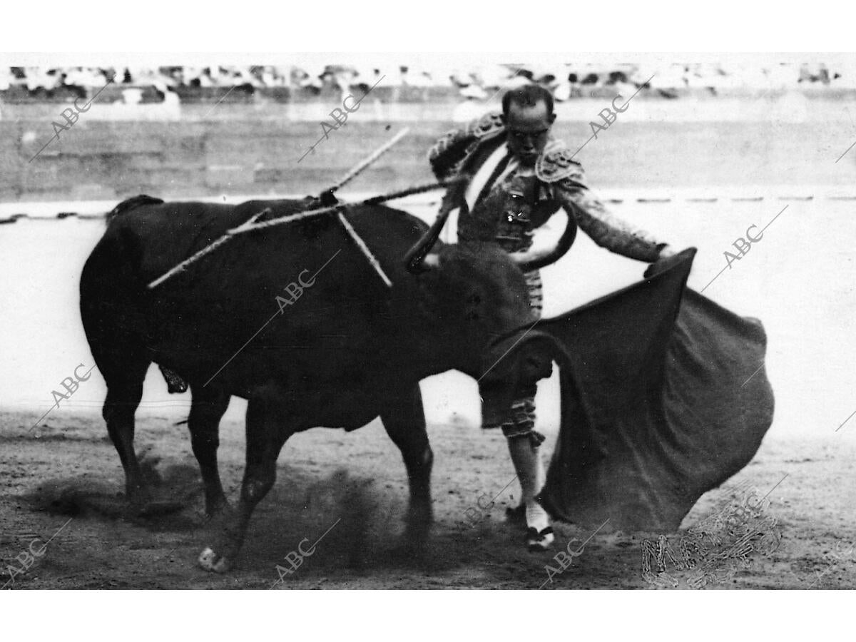 El Notabilísimo diestro Ignacio Sánchez Mejías, Dando un pase natural A ...