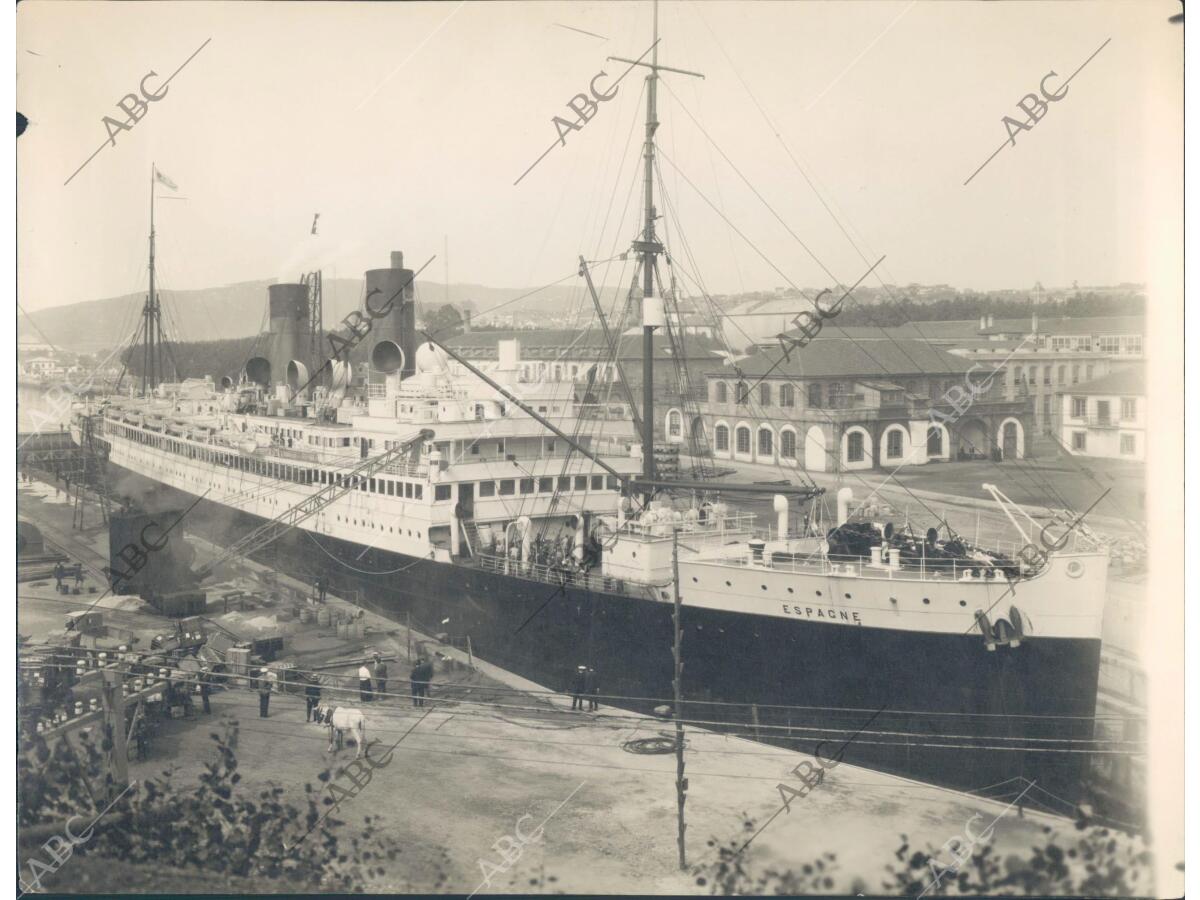 Vista de el Ferrol anterior A la Guerra civil Española, con el barco ...