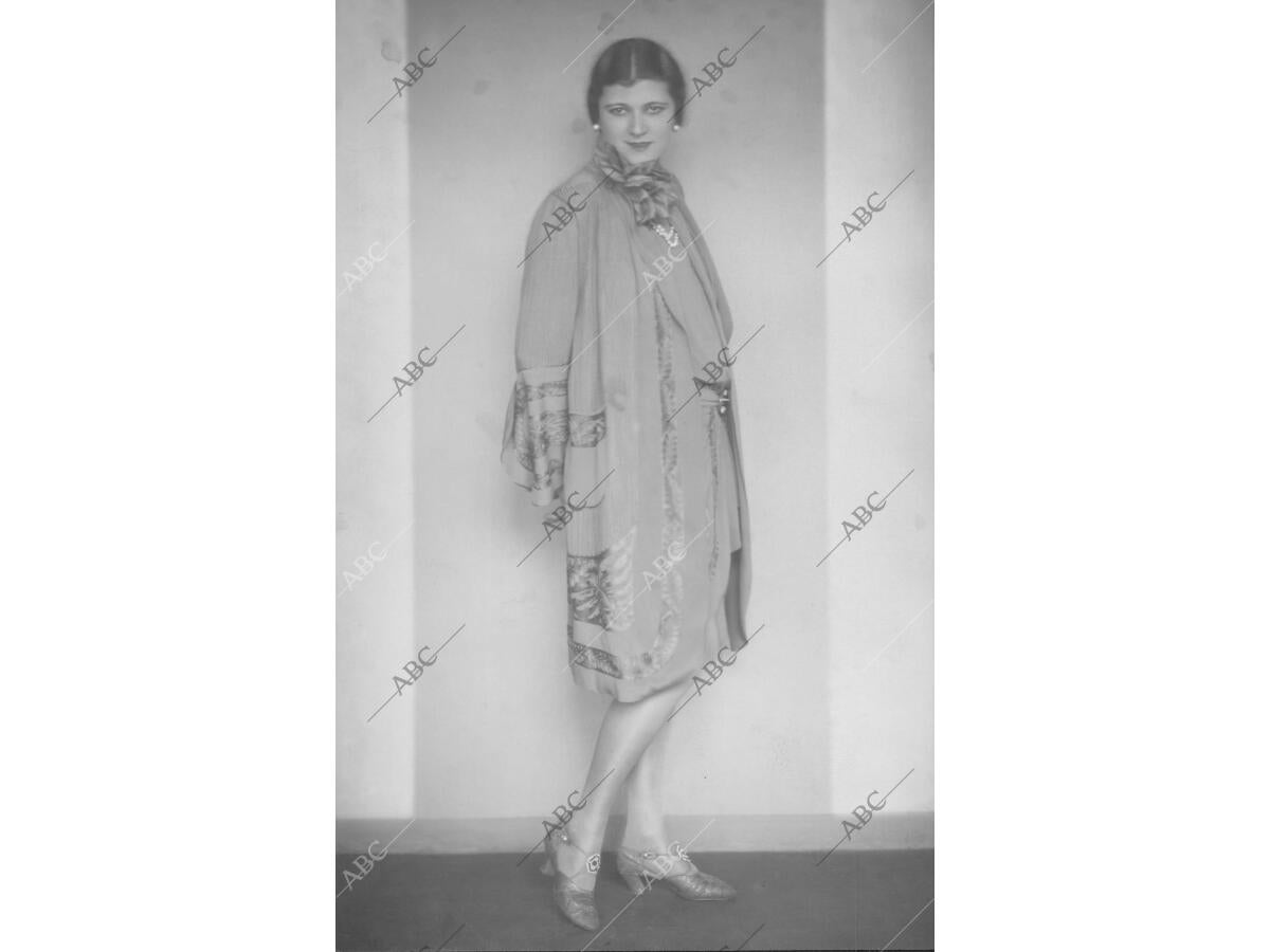 En la Imagen, la actriz marga Bernard lleva un abrigo de 1928 diseño de ...