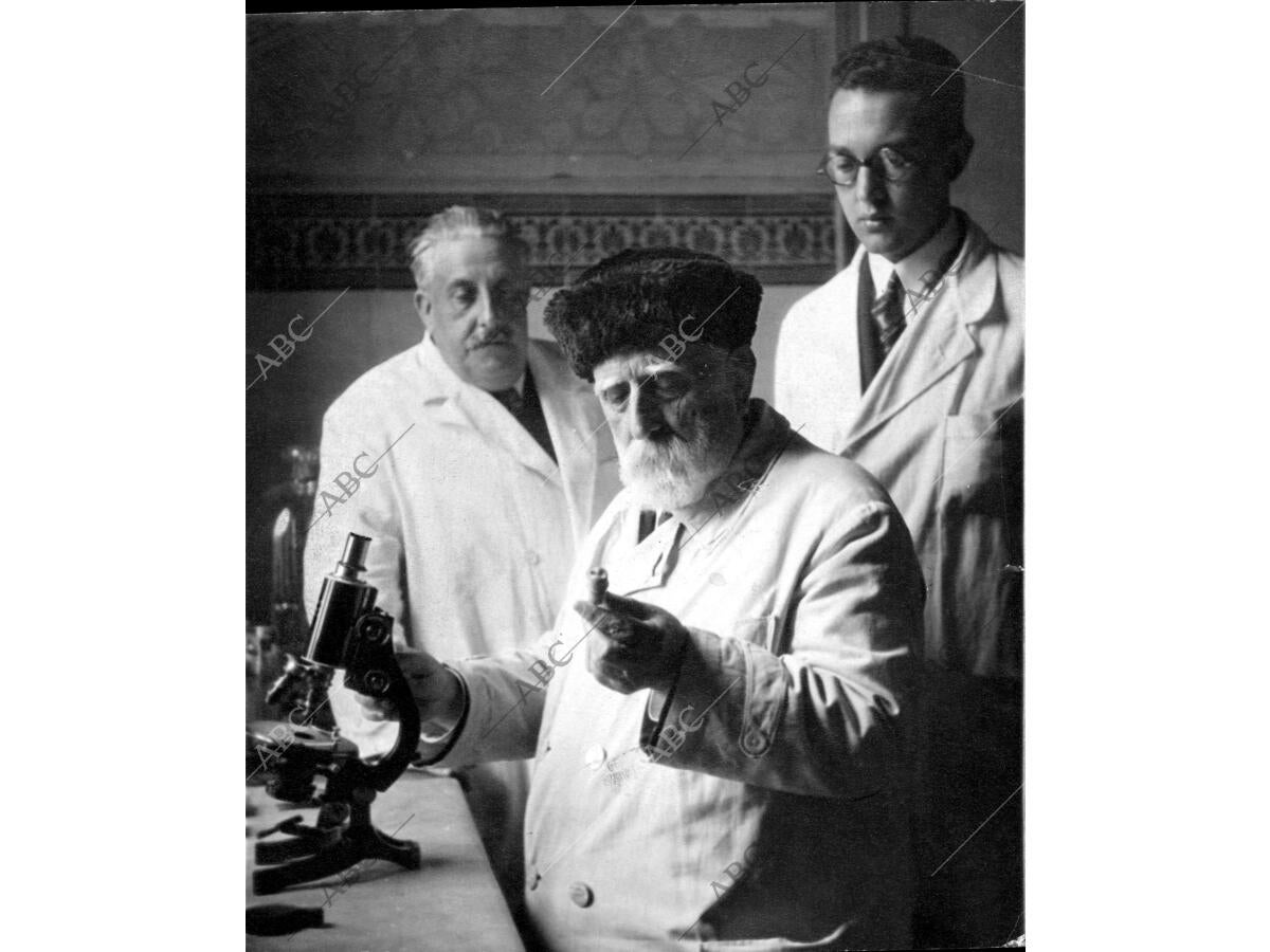 Último retrato del doctor Ferrán, hecho en compañía de unos ayudantes y ...