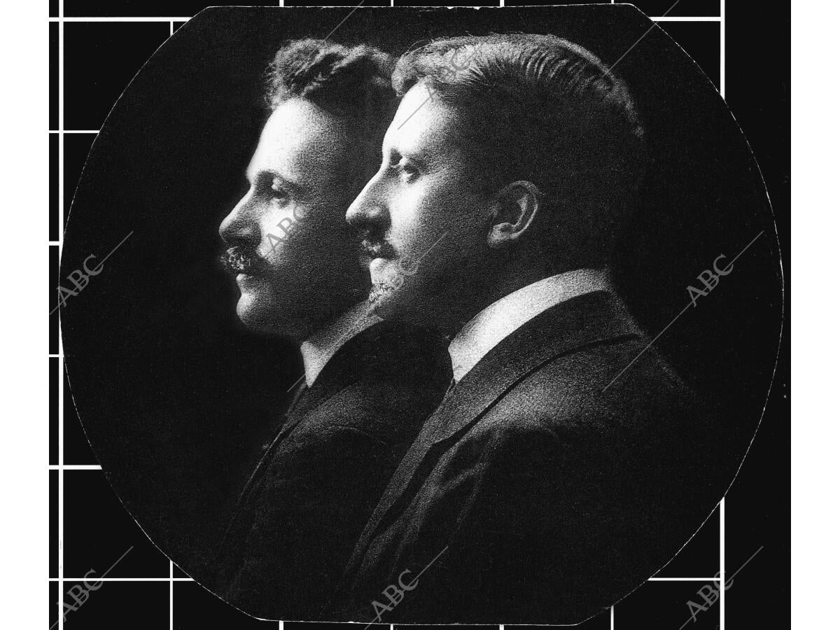 Los Hermanos Álvarez quintero Posan Sonriendo - Archivo ABC