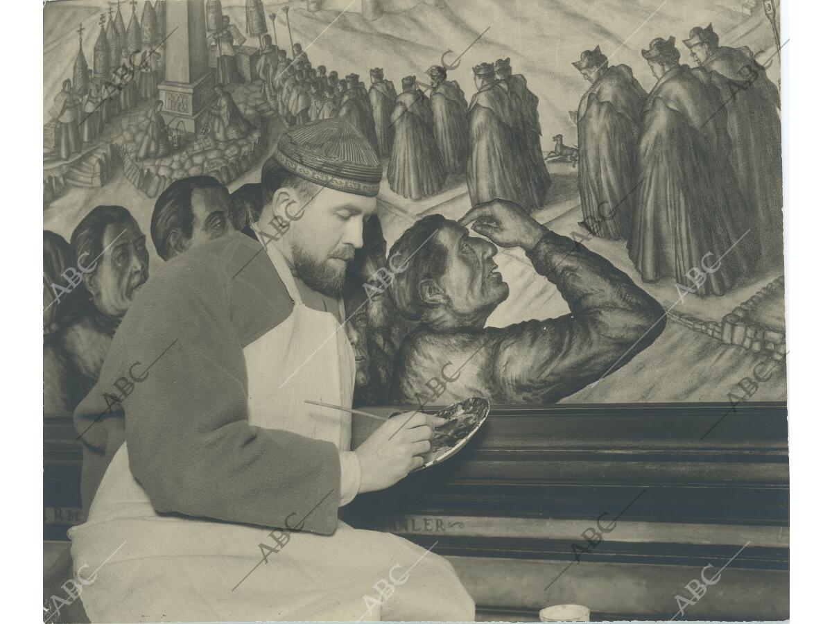 El pintor ruso Serge Rovinsky dando los últimos toques a su obra ...