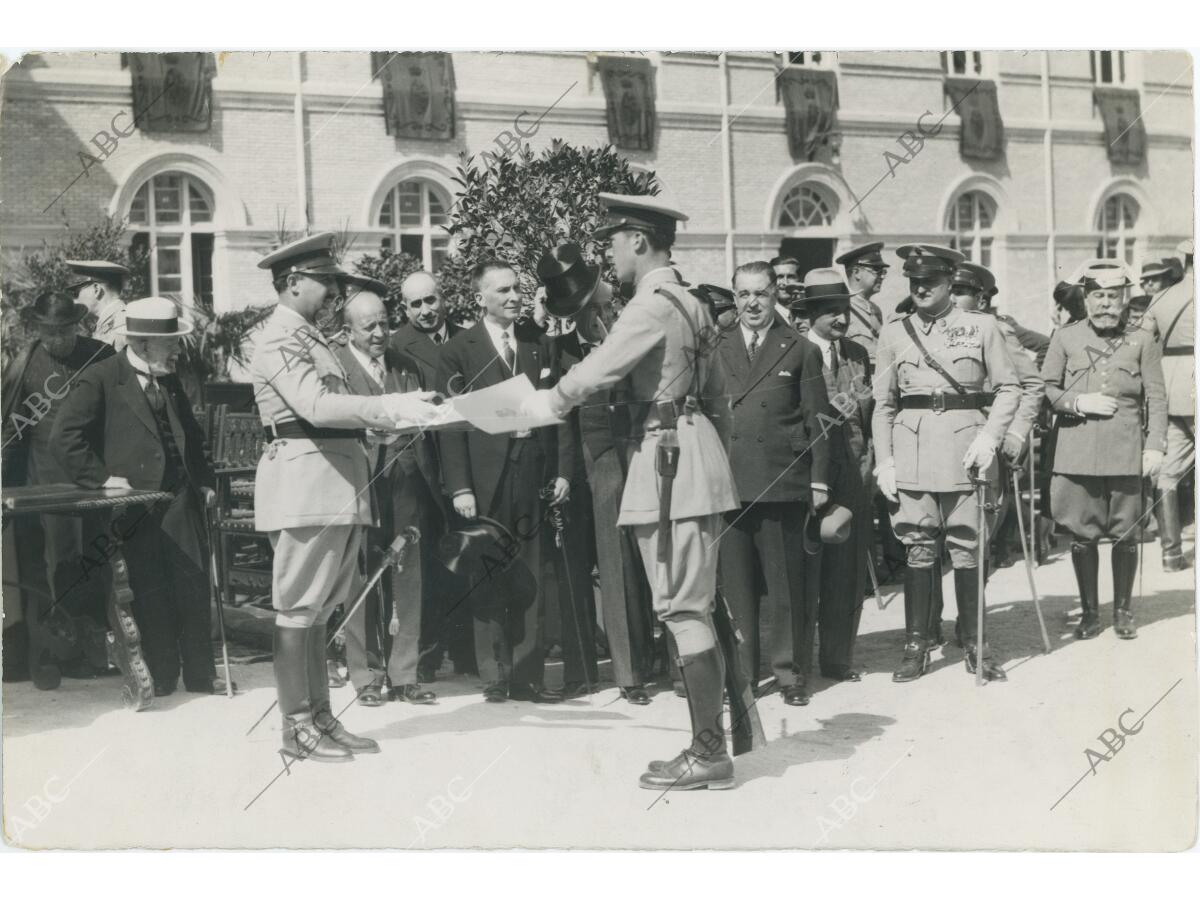 El General Francisco Franco entregando los reales despachos a los ...