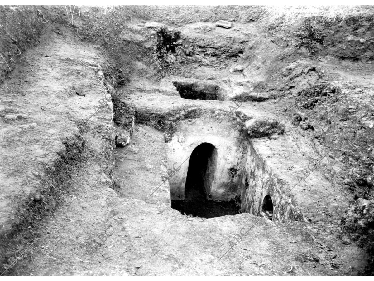 Mausoleo circular con su cámara central y pozo en la necrópolis romana ...
