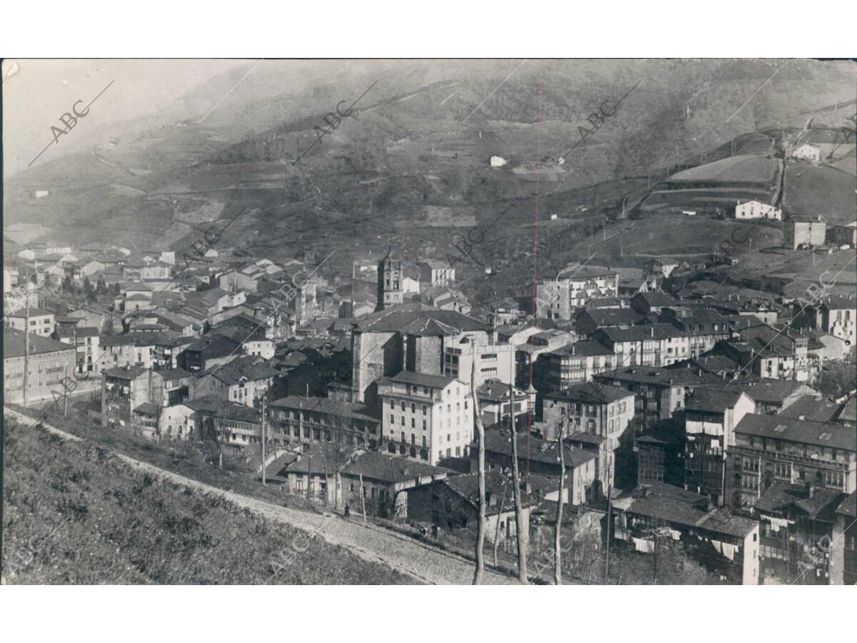 Vista general de la Industriosa ciudad de Eibar que A raíz de la Última ...