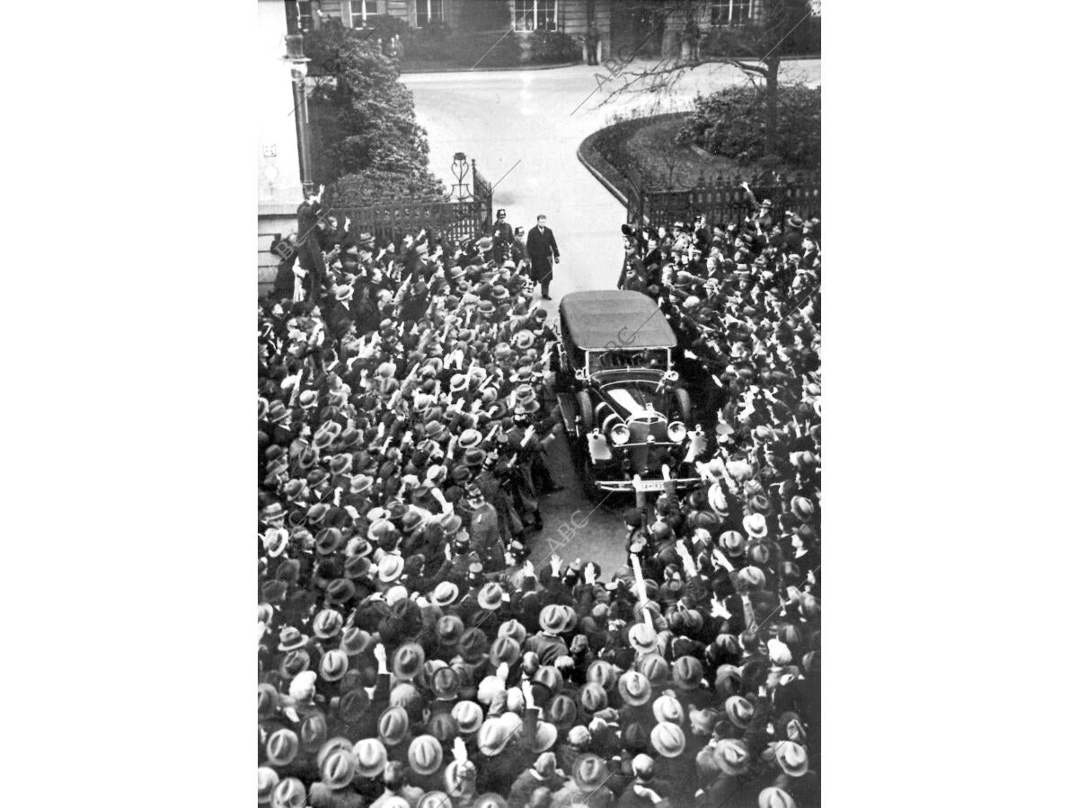 El Führer llega A la cancillería del Reich para ocupar su alto Puesto ...