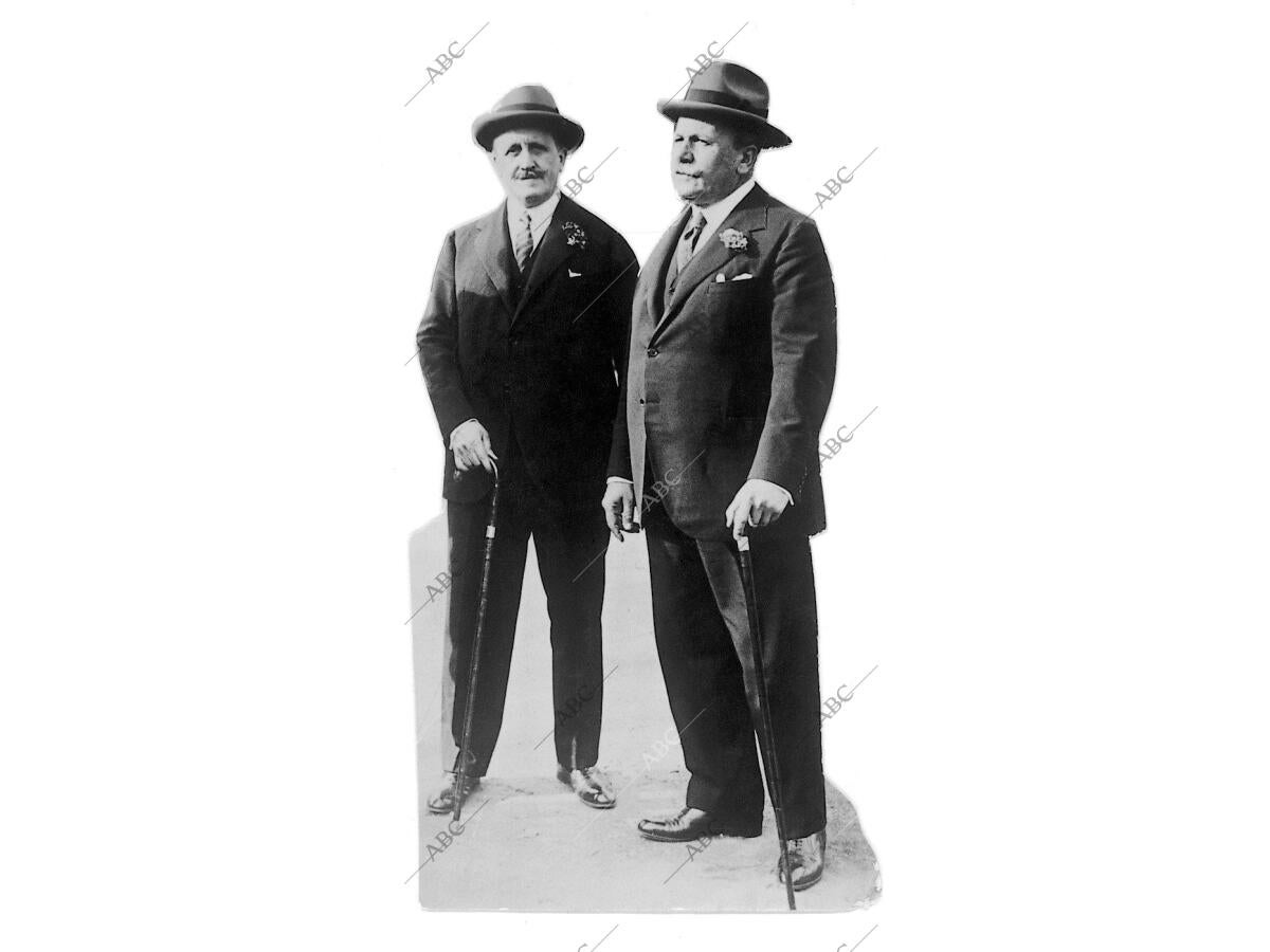 Los Hermanos Álvarez quintero Posan Sonriendo - Archivo ABC