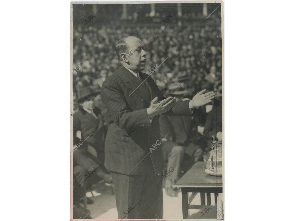 José María Gil Robles, jefe de la CEDA, durante un mitin celebrado en ...
