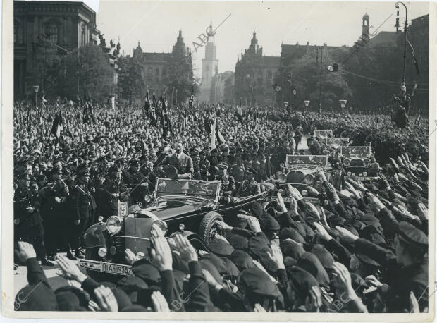 Hitler saluda, desde su Mercedes descapotable, a las multitudes ...