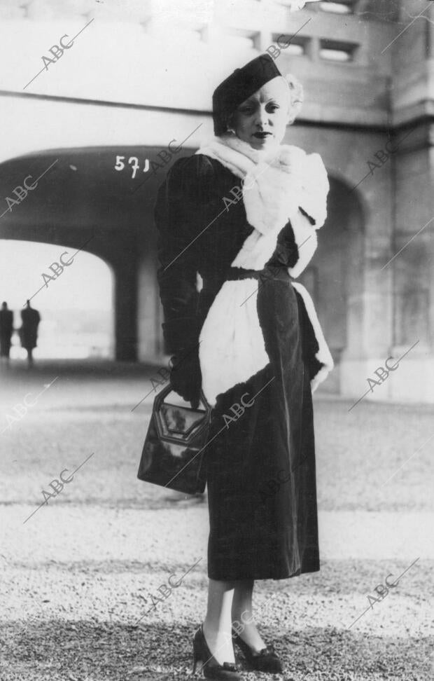La moda en el hipódromo de Longchamp. En la Imagen, abrigo de 1935 ...