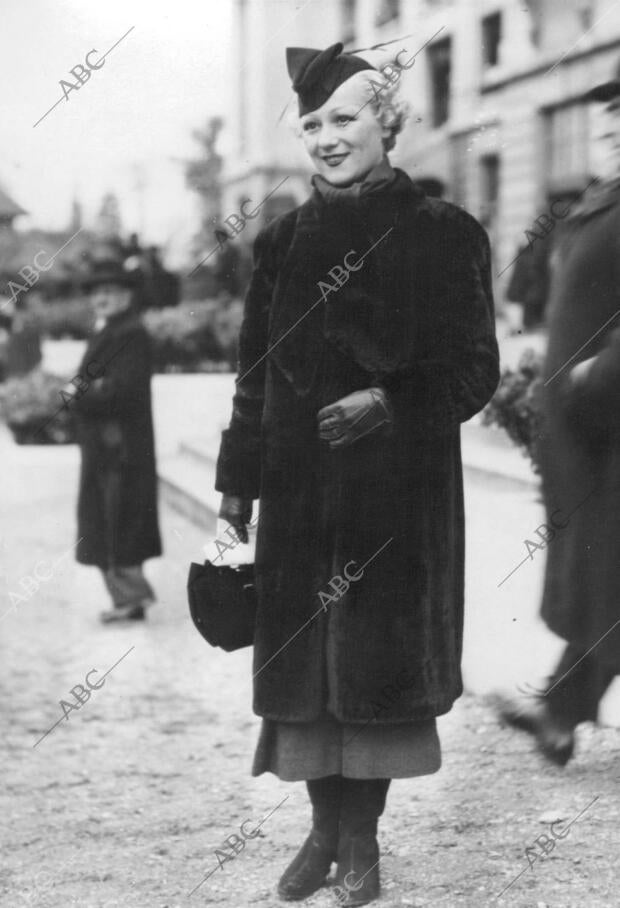 La moda en las Carreras de Auteuil. En la Imagen, abrigo de 1935 ...